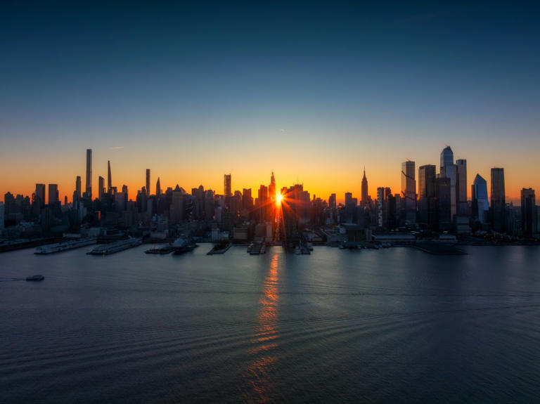 Spectacular ‘Manhattanhenge’ descends on NYC streets at sunset tonight ...