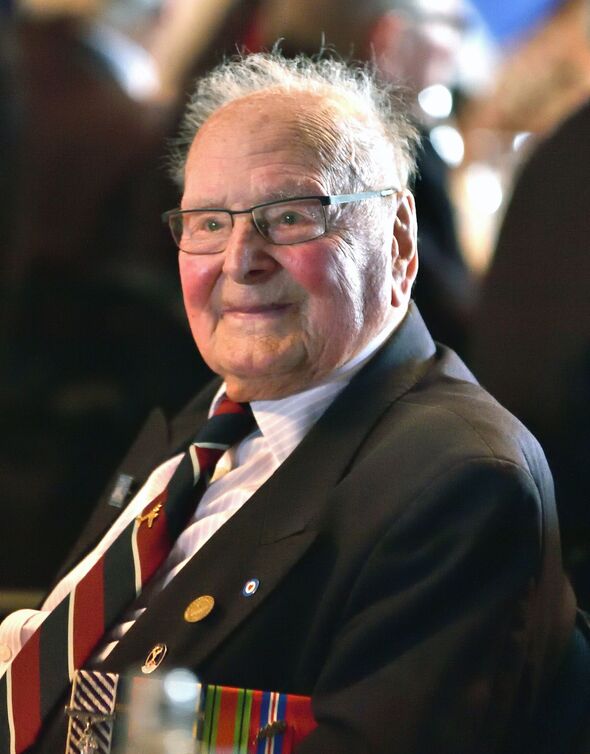 Stunning Spitfire salute at funeral of WW2 hero who takes final flight ...