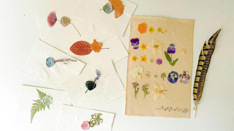 Create a fun nature frame with kids from your summer walks