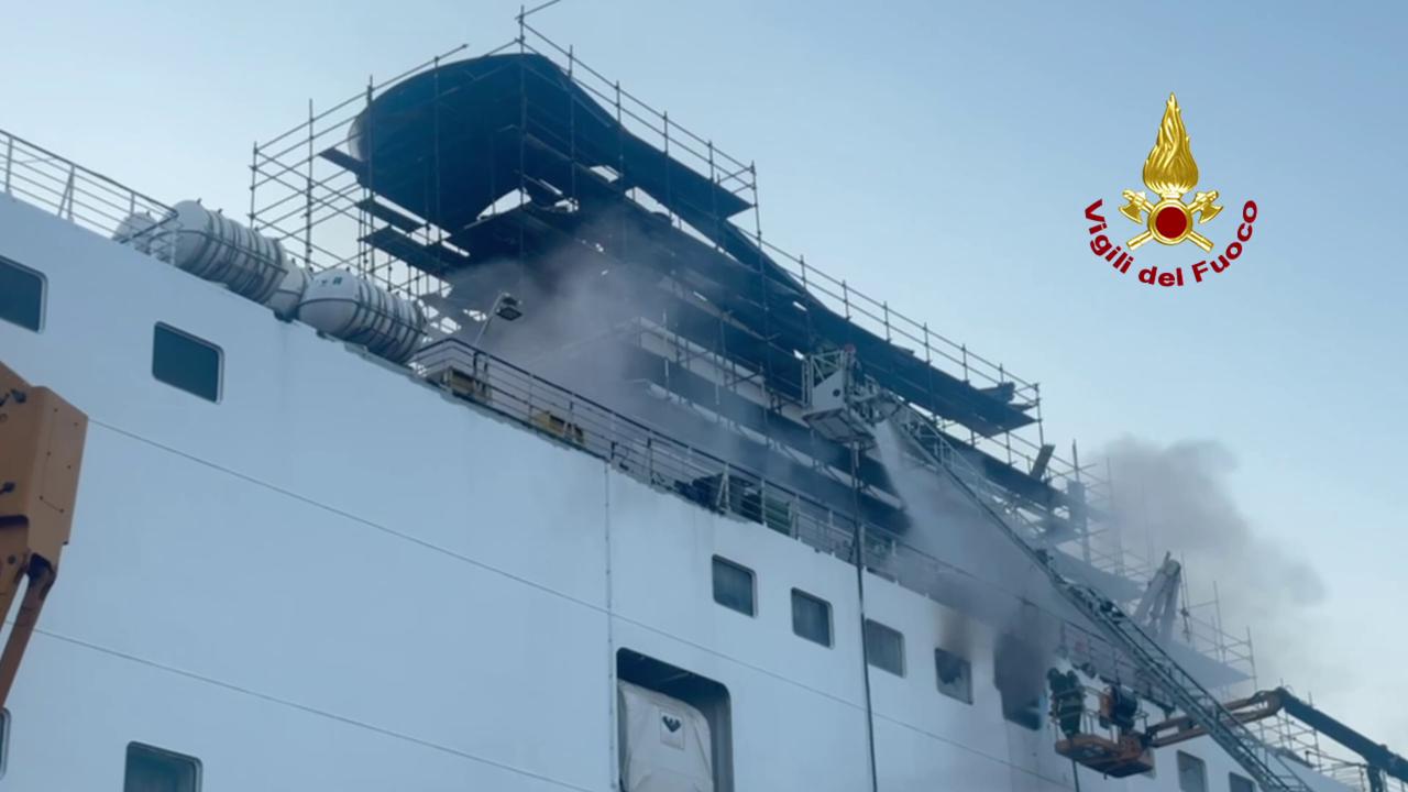 Napoli, vigili del fuoco al lavoro per domare l'incendio a bordo della ...