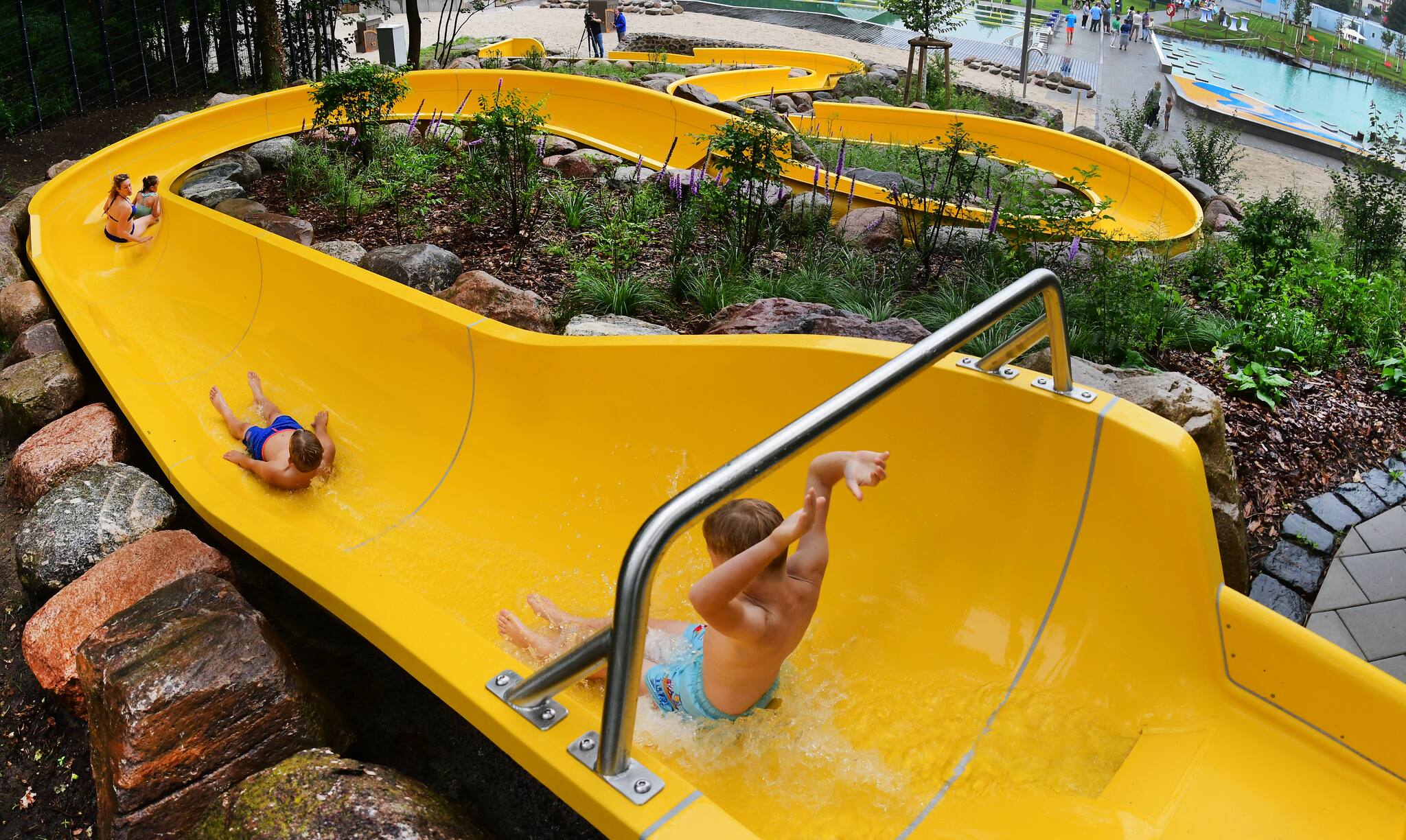 Jugendliche schmeißen Glasflasche ins Freibad Beelitz: Kind verletzt