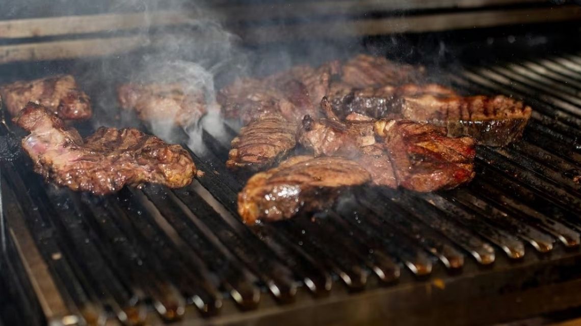 Demandó a su vecino por el humo del asado y exigió demoler la parrilla ...