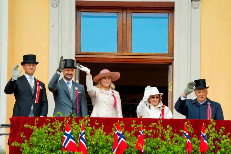 Norwegens Königin Sonja aus Krankenhaus entlassen - Sorge um ...