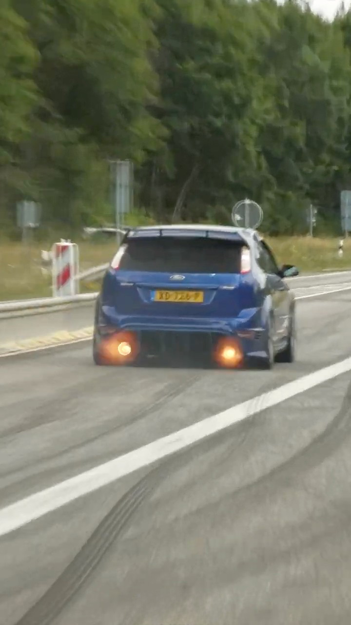 Supercars leave Nürburgring tankstelle in a loud exit