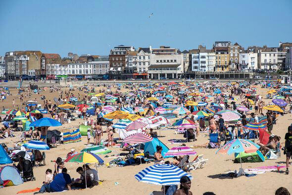 Urgent 52 hour heat health alerts for 3 UK areas as 32C blast hits ...