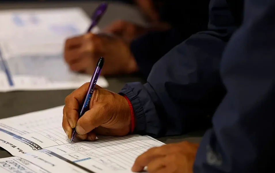 US jobless claims edge up to 215,000, exceeding forecasts