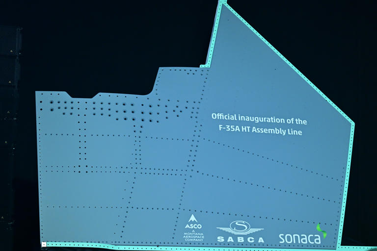 La première ligne d'assemblage des empennages de F-35 officiellement ...