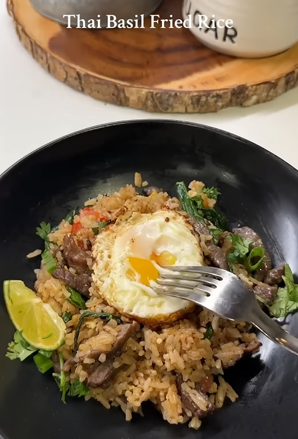 You’ve never had fried rice like this before 🍚🔥 Thai basil egg fried ...