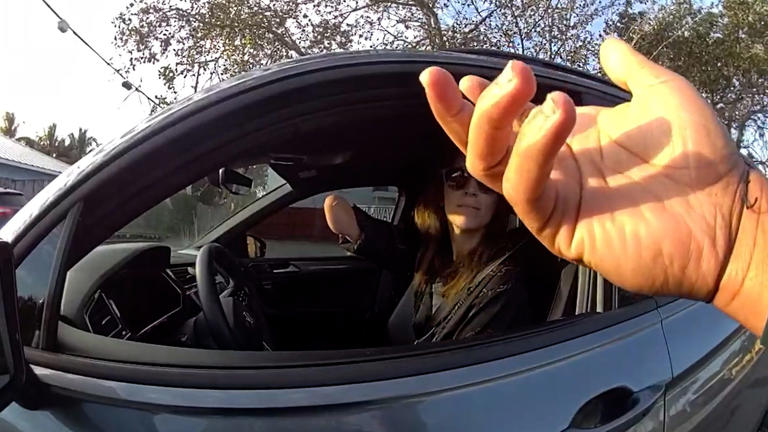 Texting-and-driving citation dropped against one-handed Florida woman