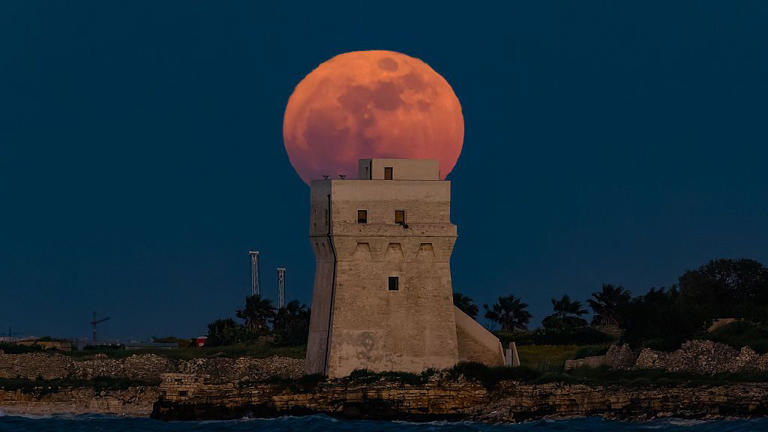 How to catch the perfect full moonrise — just in time for the Blue Moon ...