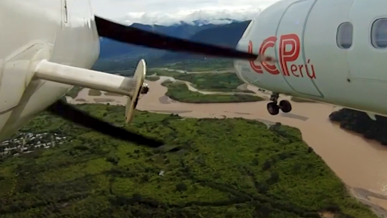 Dash 8 makes an emergency landing in a Peruvian field