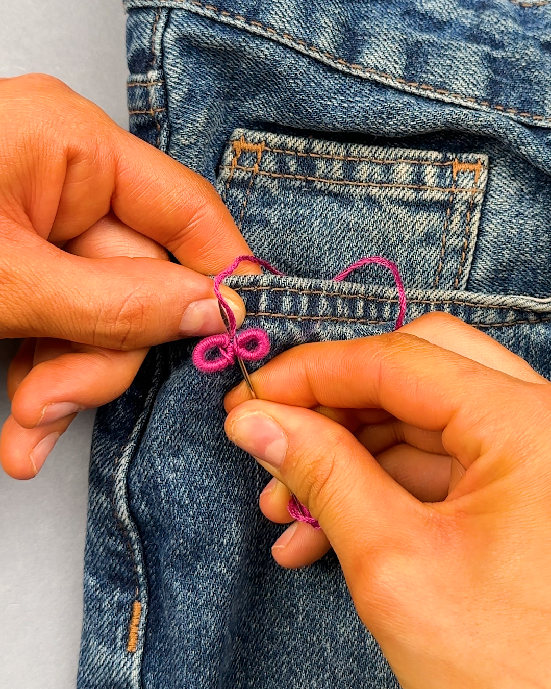 Belíssimo bordado de laço nas suas calças jeans 🎀