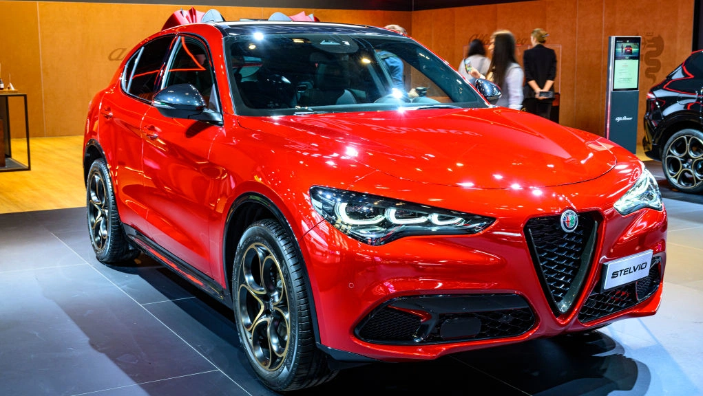 Alfa Romeo confirms next Stelvio with petrol hybrid and EV options