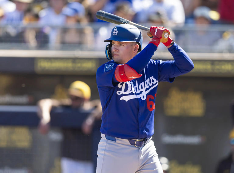Dodgers calling up top prospect to replace veteran outfielder