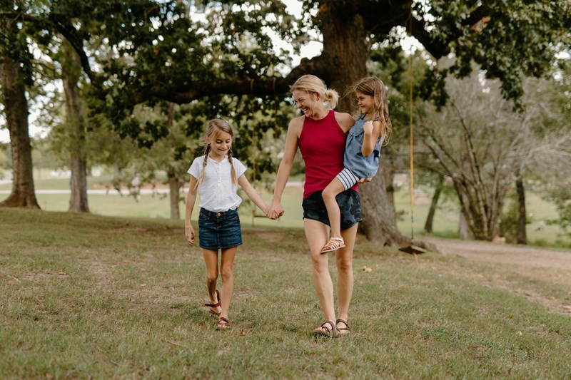 43-year-old husband refuses to bring 7- and 10-year-old kids to their mom