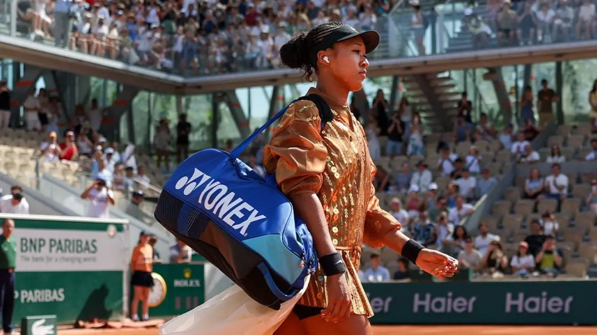 Tampil glamor dengan gaun emas, Naomi Osaka menang dua putaran di ...