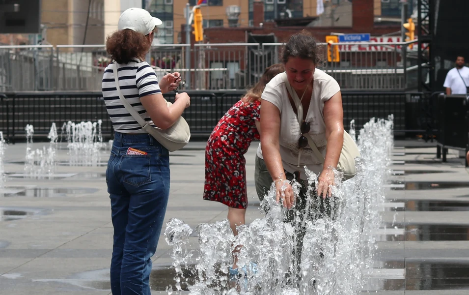 Toronto expands heat relief plan after record warnings