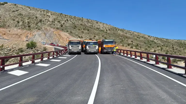 El nuevo viaducto de Cedrillas supera con éxito la prueba de carga