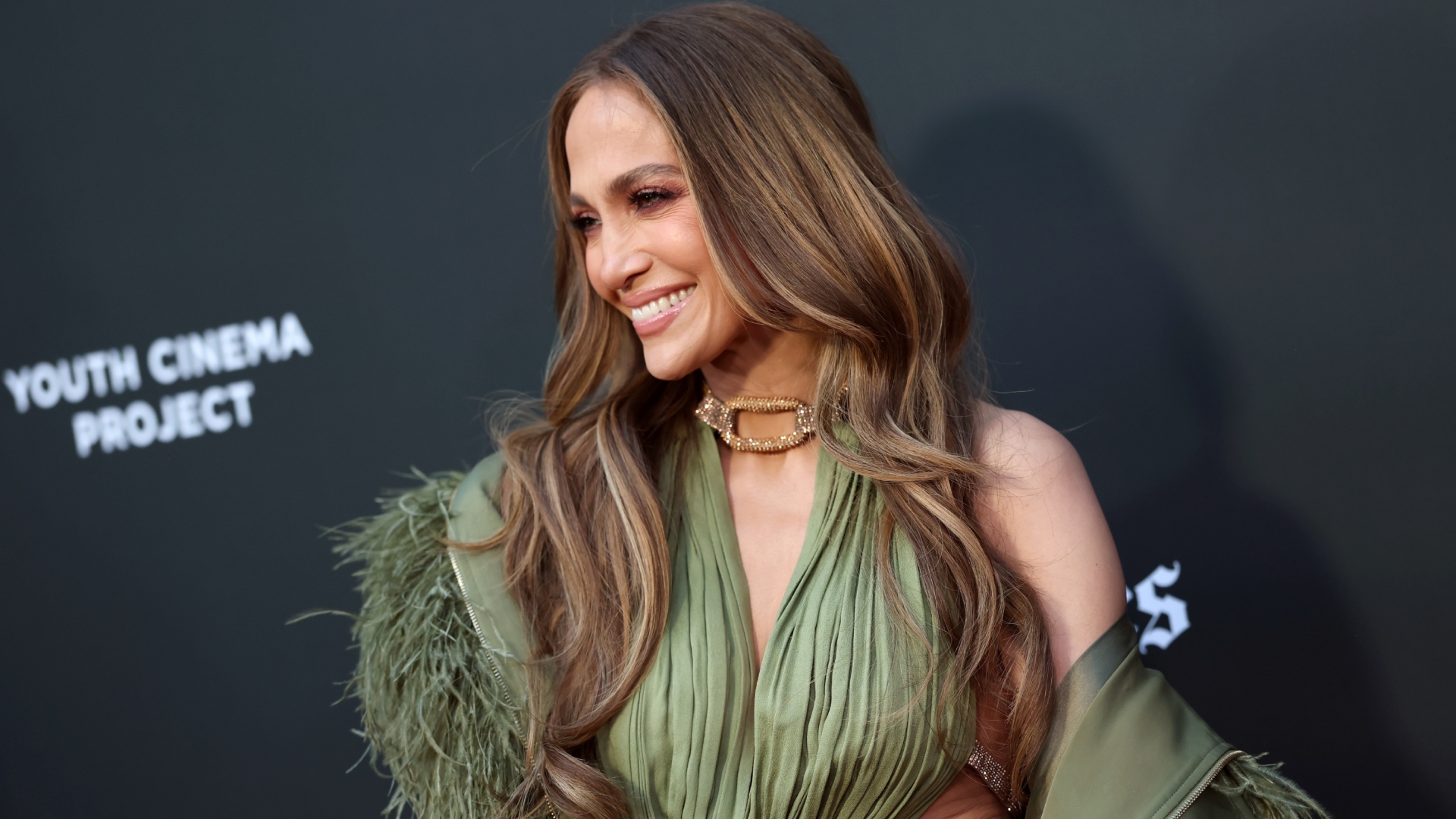 Jennifer Lopez, de 56 años, deslumbra con un atrevido vestido con ...
