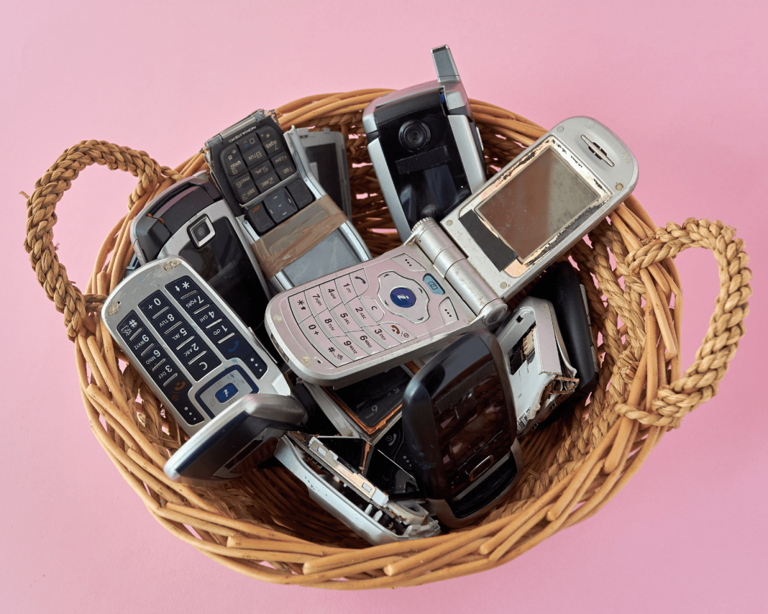 Nicht wegwerfen! Omas altes Handy ist ein Vermögen wert – wenn es ...