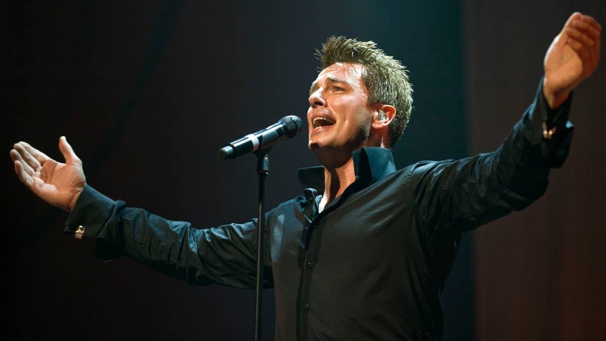 John Barrowman cancels tour after mother's death, shares heartfelt tribute