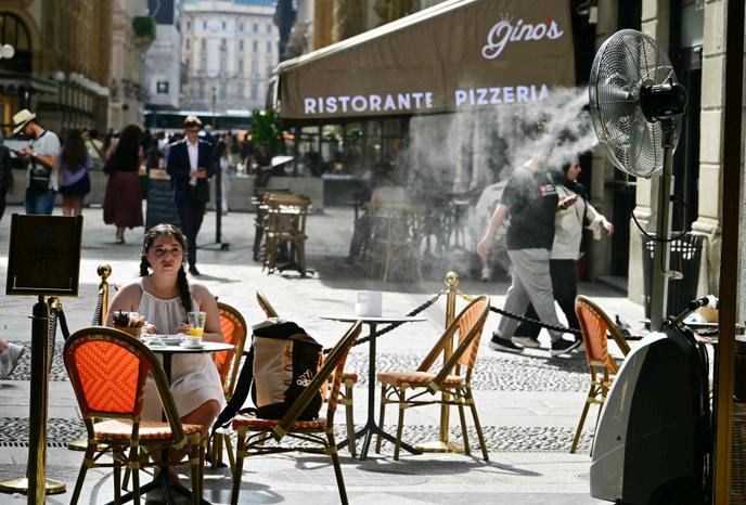 La canicule qui frappe l’Europe en images, du Duomo de Milan aux plages ...
