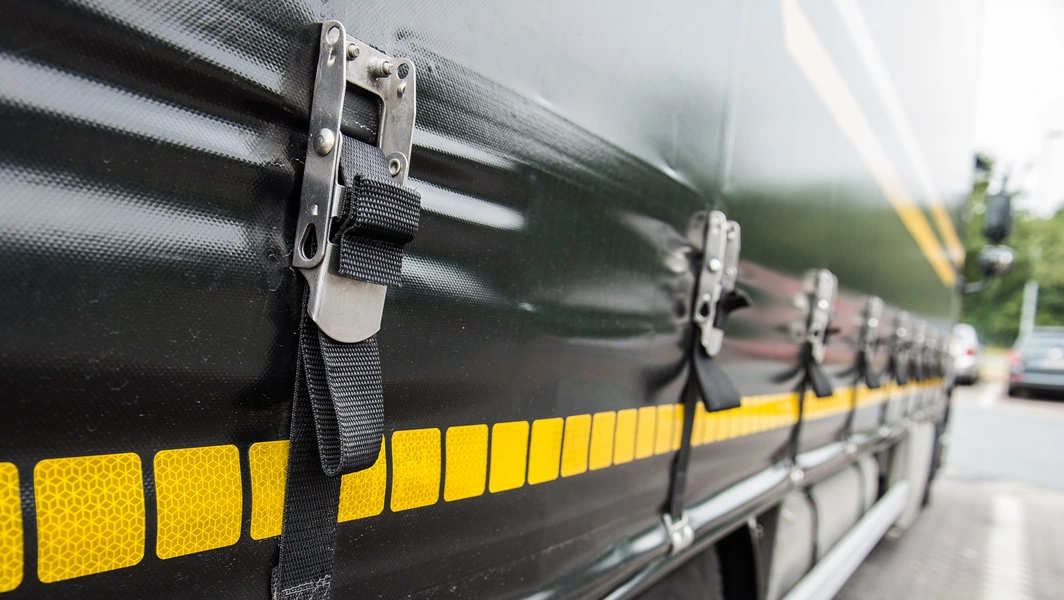 Flatbed trucking safety tips every hauler needs