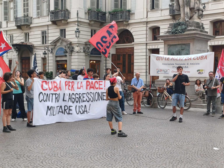 Torino, presidio pro Cuba in piazza Carignano