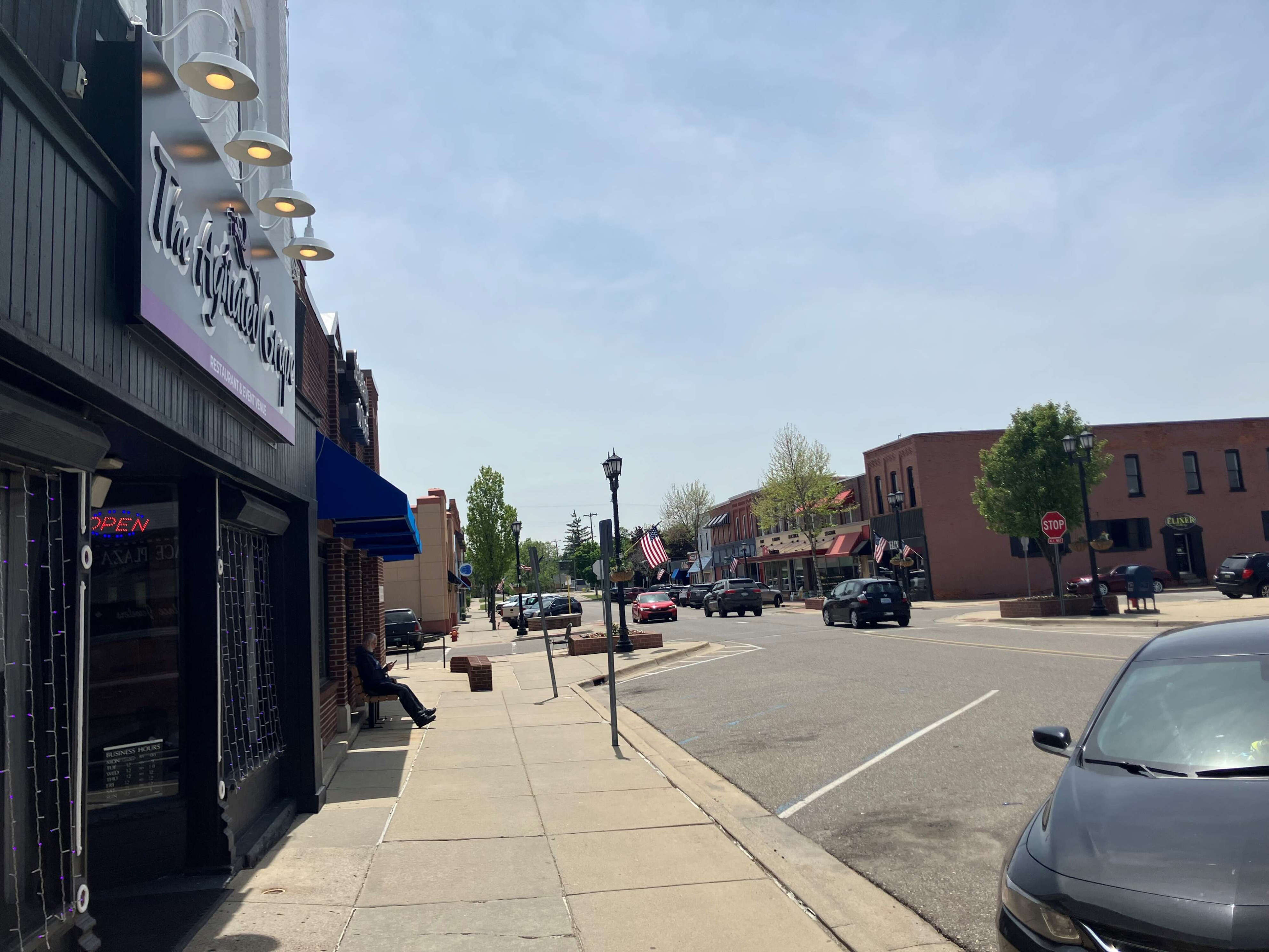 New social district allows customers to ‘sip and stroll’ in downtown ...