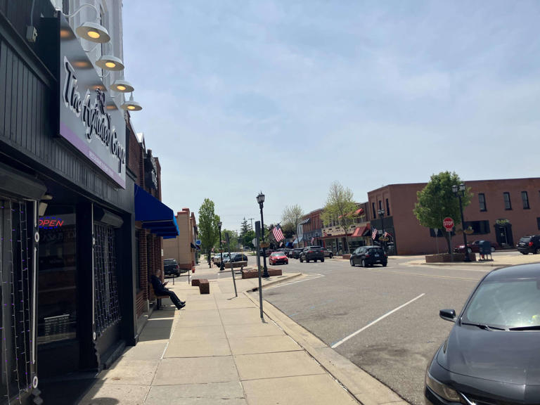New social district allows customers to ‘sip and stroll’ in downtown ...