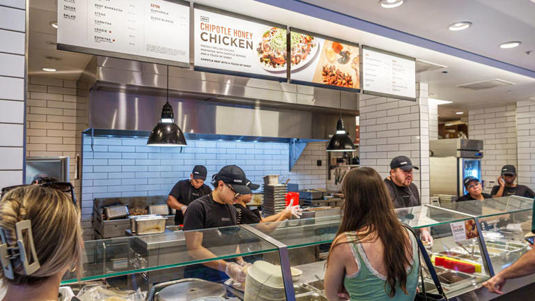 Chipotle's adds crispy chicken to select menus