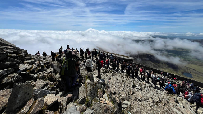 Charity hikers 'really angry' at being booed for dodging queues at Yr ...