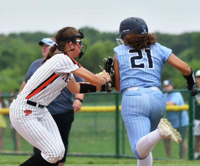 Edwardsville brings rally wigs into sectional championship rematch