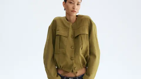 Mango apuesta por el estilo relajado con una chaqueta de algodón tan ...