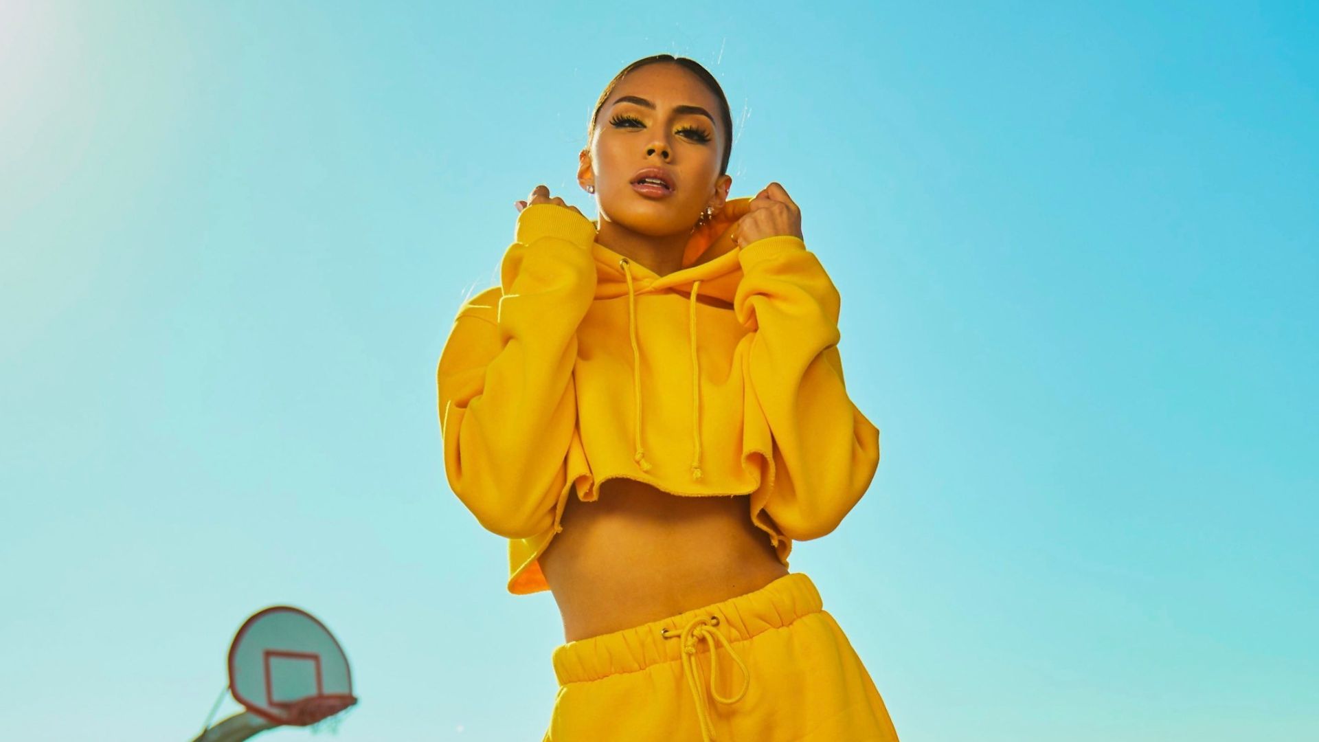 20 clothing items other women will judge you for wearing