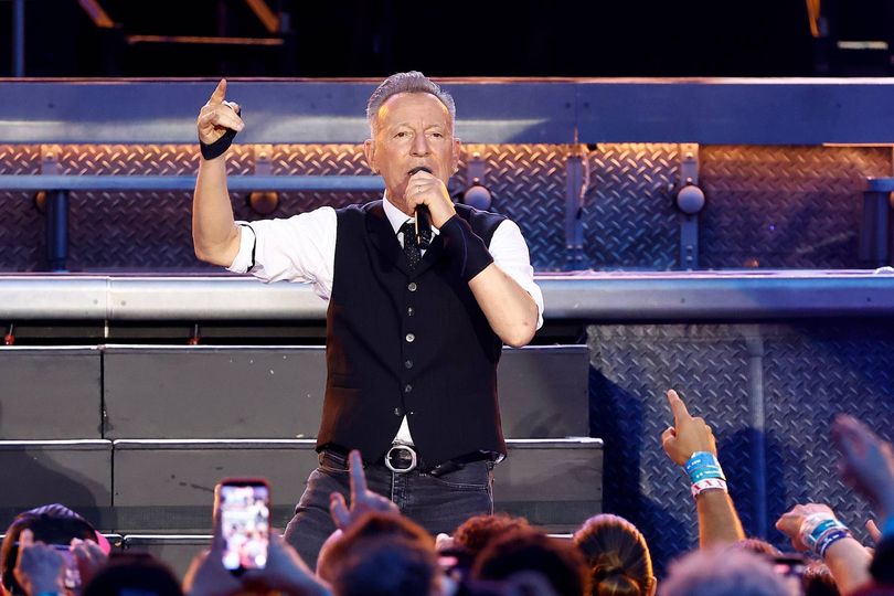 Bruce Springsteen delivers passionate 6-minute anti-Trump speech during ...