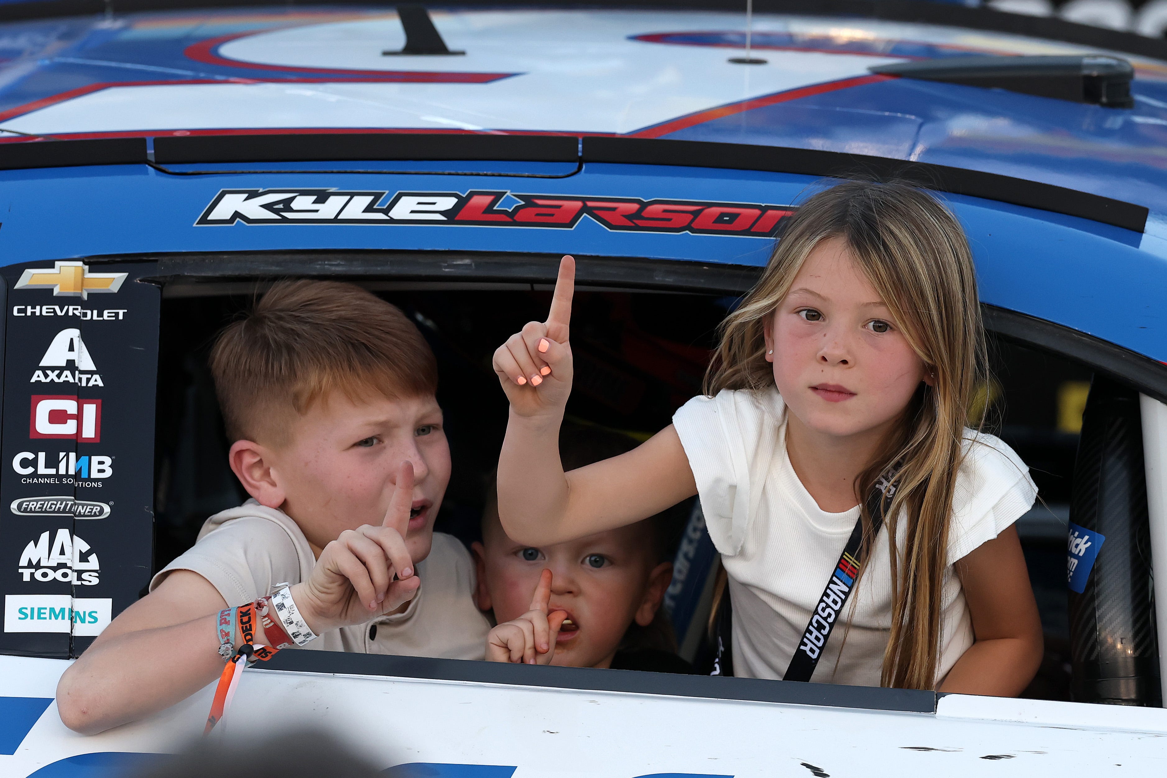 Kyle Larson’s 8-year-old daughter gives adorable tribute to Kyle Busch