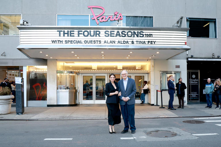 Tina Fey says her 'SNL' 'lady friends' inspired this 'Four Seasons' scene