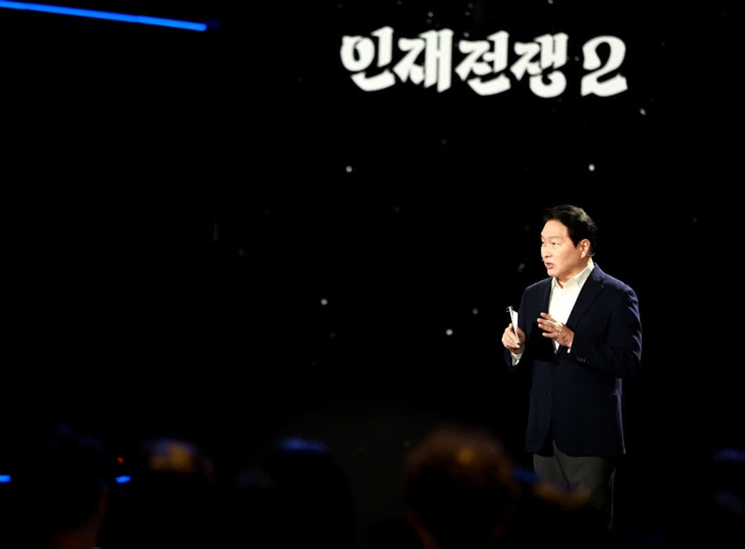 최태원 “향후 10~15년 과도기 버텨야…AGI시대엔 中과 붙어볼 만”