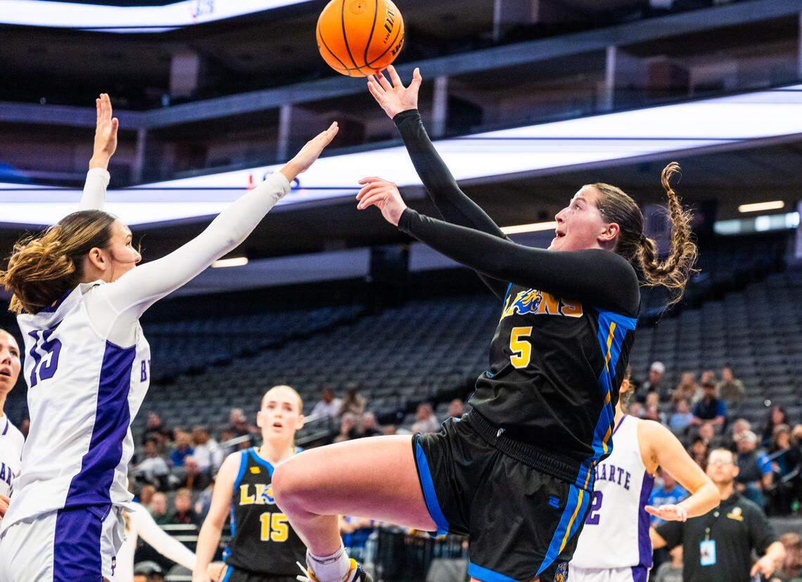 HS record-setter Lauren Harris of Yuba City signs with D-I program