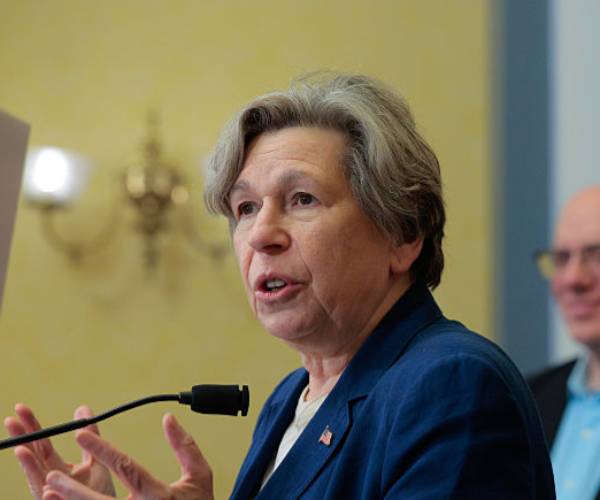 Teachers union chief Weingarten calls for limits on AI, screen time in ...