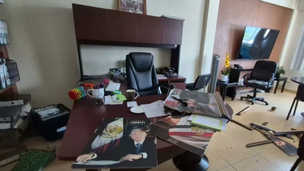 Maestros destrozan oficinas de la Secretaría de Educación de Guerrero ...