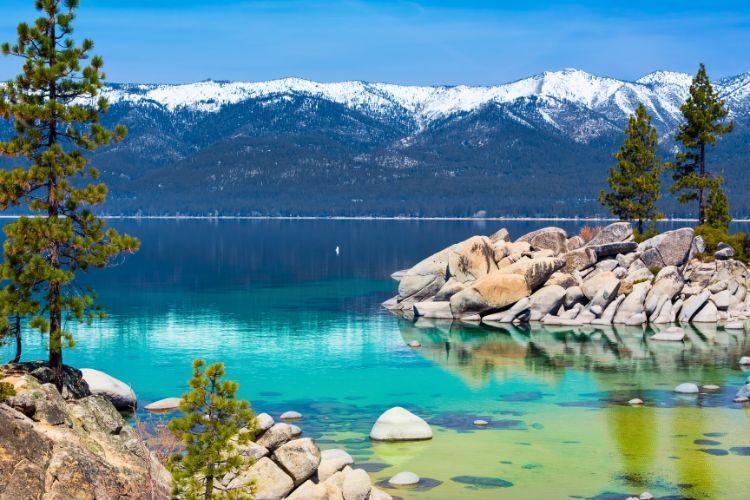 7 must-visit lakeside vacation spots in the US