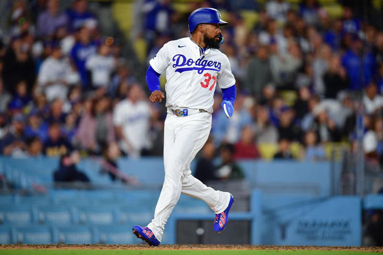 Reports: Dodgers to put Teoscar Hernandez on IL, recall Ryan Ward
