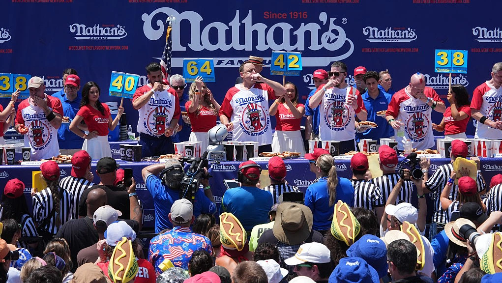 Experts rank healthiest hot dogs for summer cookouts