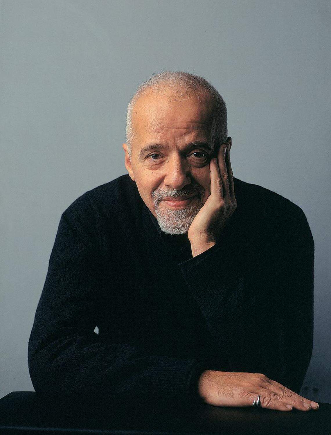 Lanzan la reedición de un bestseller de Paulo Coelho, "El don supremo"