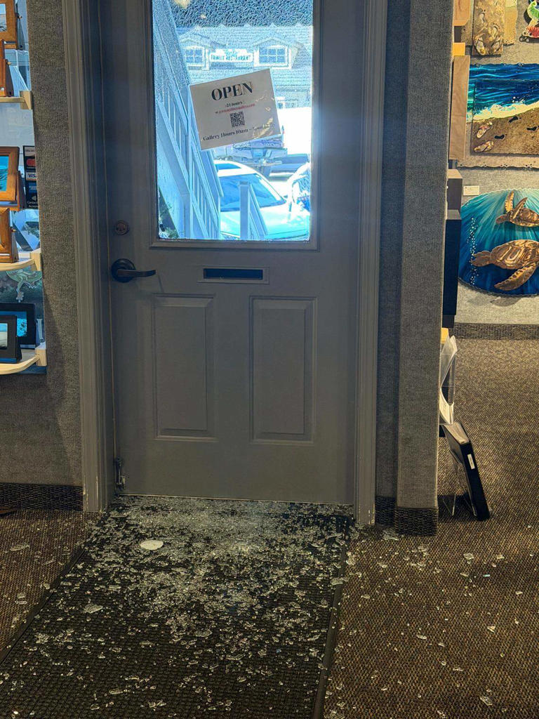 Thief smashes window, steals $10,000 in jewelry from SLO County art gallery