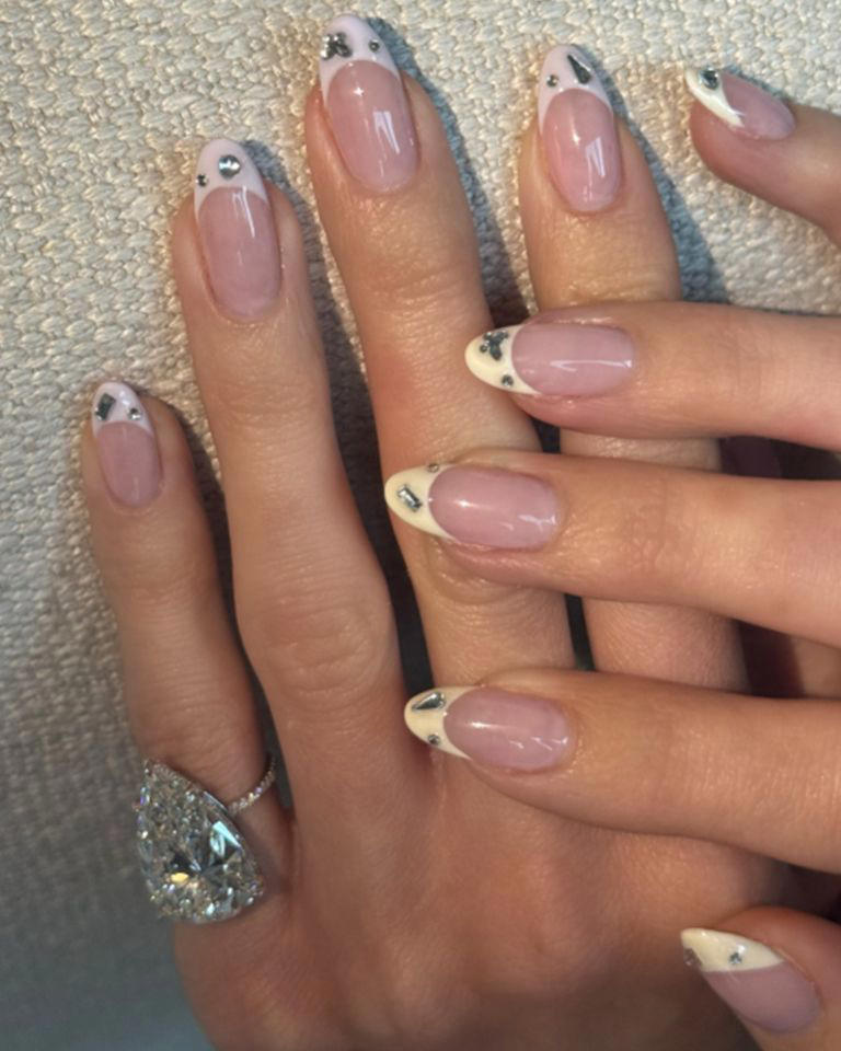 Kylie Jenner keeps wearing a pear-shaped diamond ring—all about the 15 ...