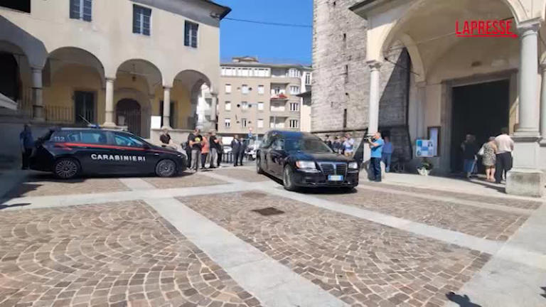 Maldive, in centinaia a Omegna per il funerale di Federico Gualtieri