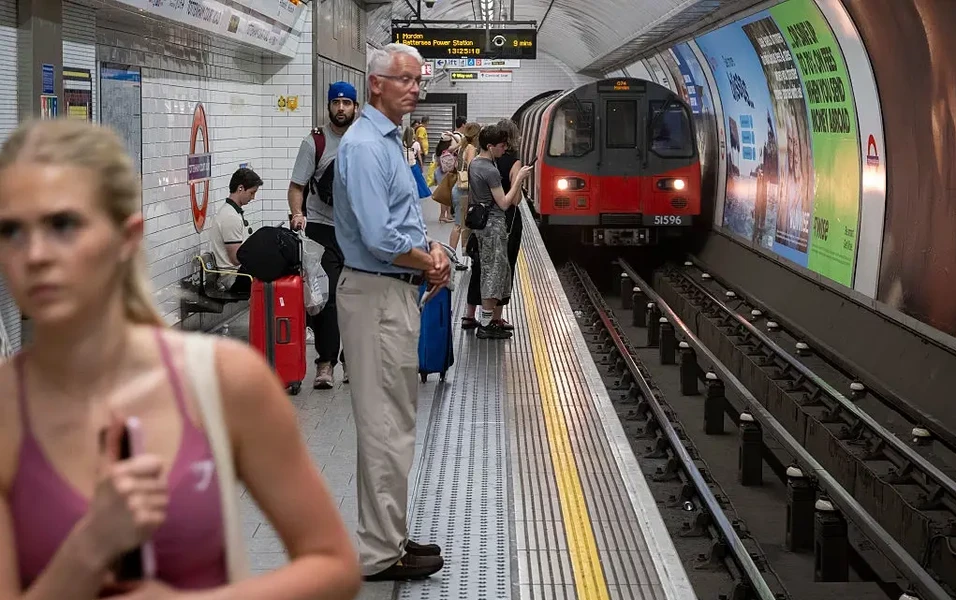 RMT sets June Tube strike dates as talks stall